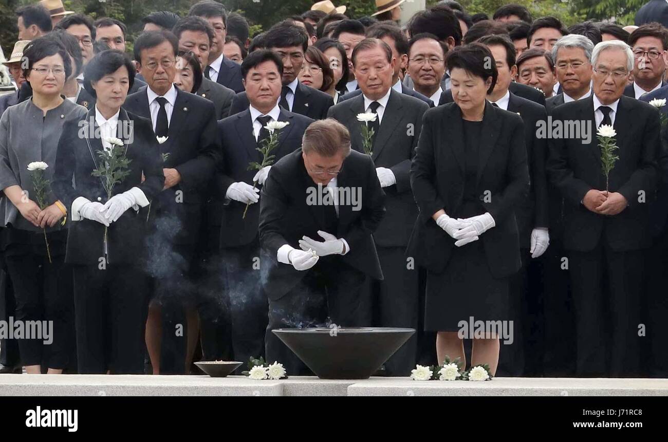Moon attends memorial for late ex-President Roh President Moon Jae-in ...