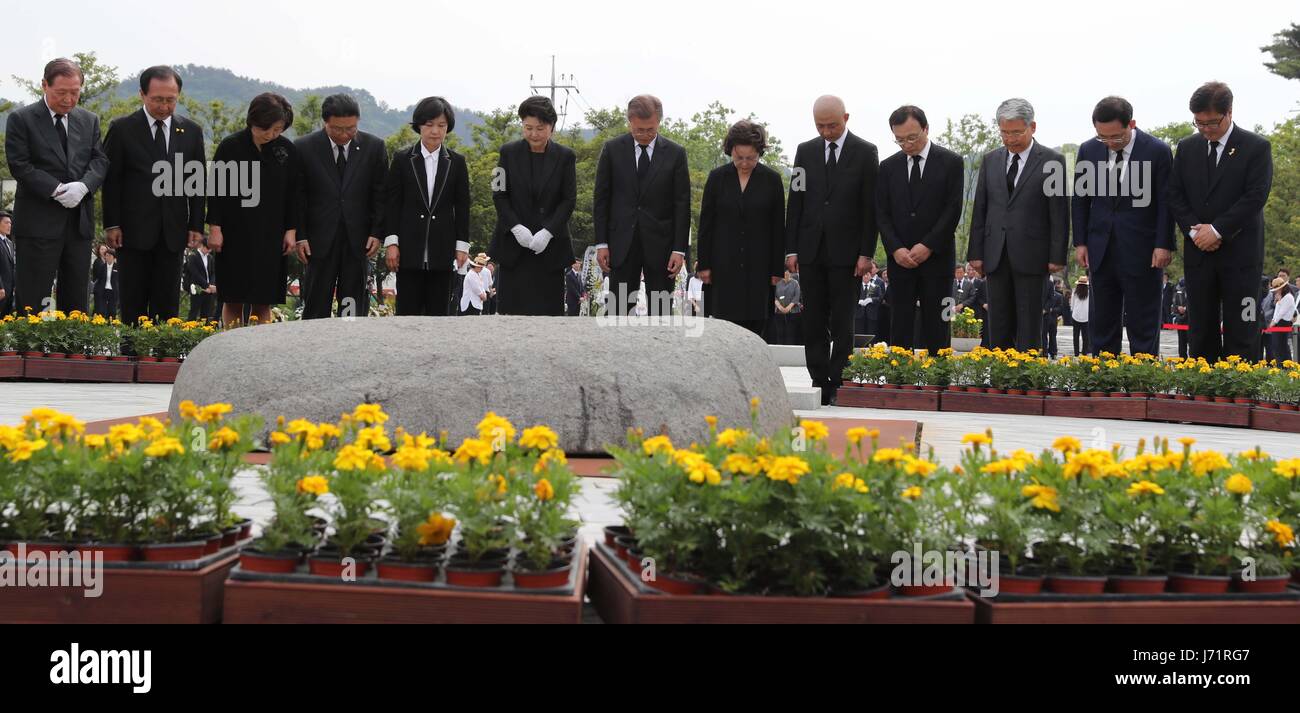 Moon attends memorial for late ex-President Roh President Moon Jae-in ...