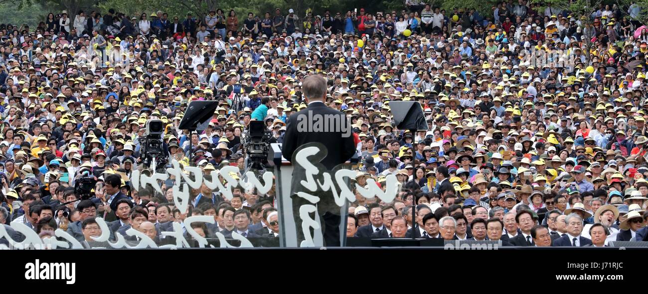 Moon attends memorial for late ex-President Roh People listen to ...