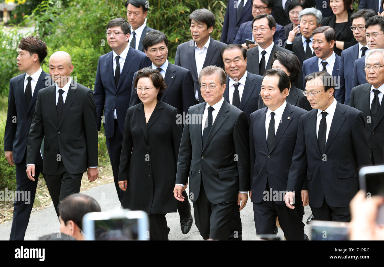 Moon attends memorial for late President Roh President Moon Jae-in (3rd ...