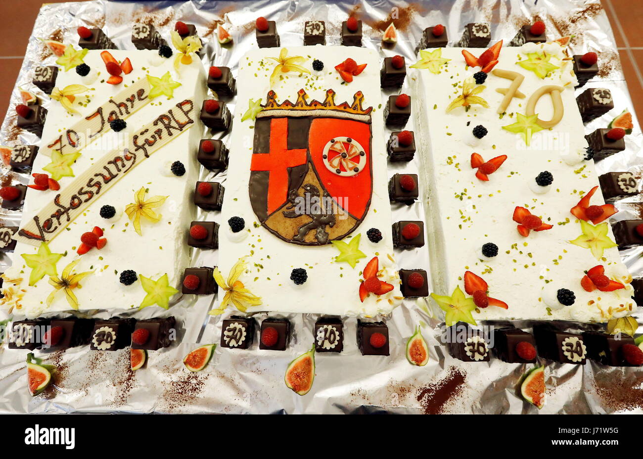 A birthday cake with the arms of Rhineland-Palatinate can be seen ...