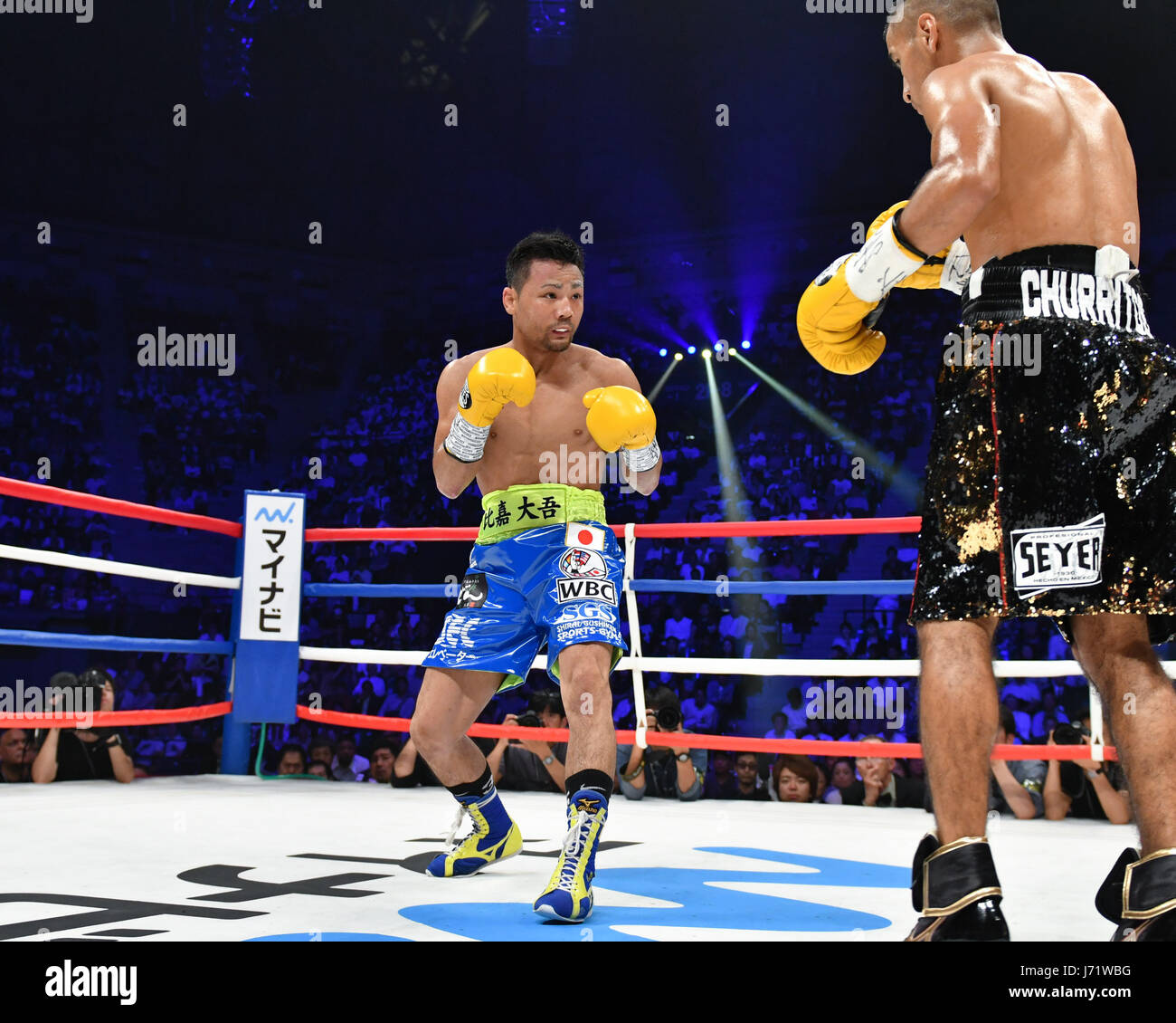 (L-R) Daigo Higa (JPN), Juan Hernandez (MEX), MAY 20, 2017 - Boxing : Daigo Higa of Japan and ...