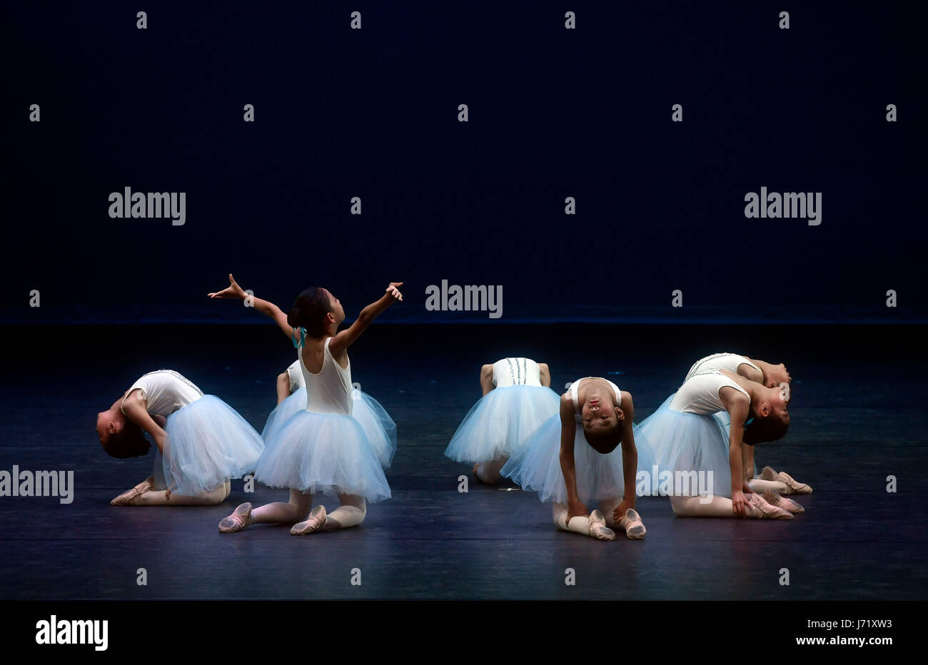 Beijing, China. 23rd May, 2017. Students from Banbuqiao Primary School ...