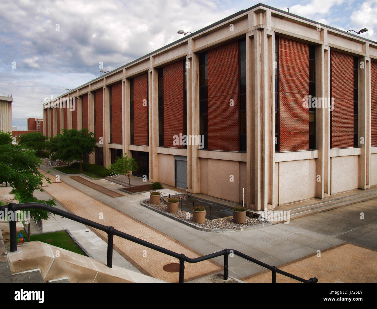 Physics building hi-res stock photography and images - Alamy