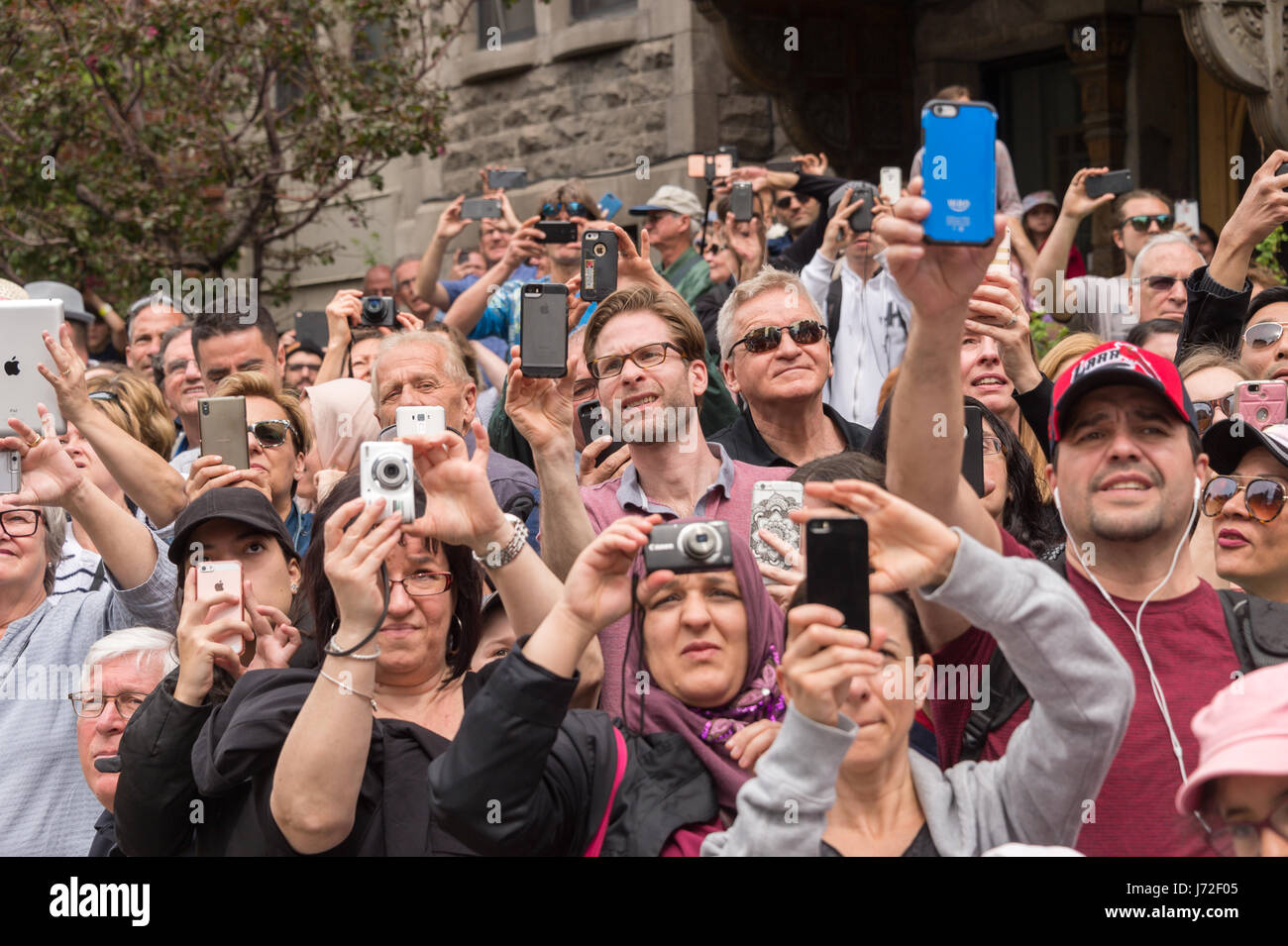 Crowd with cell phones hi-res stock photography and images - Alamy