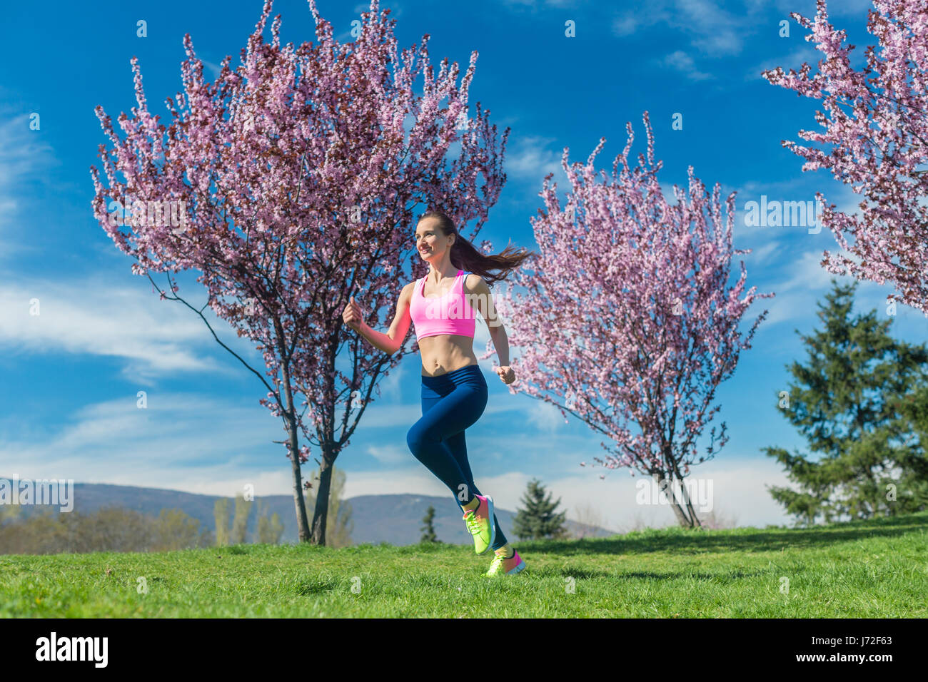 Woman in fitness outfit running hi-res stock photography and images - Alamy