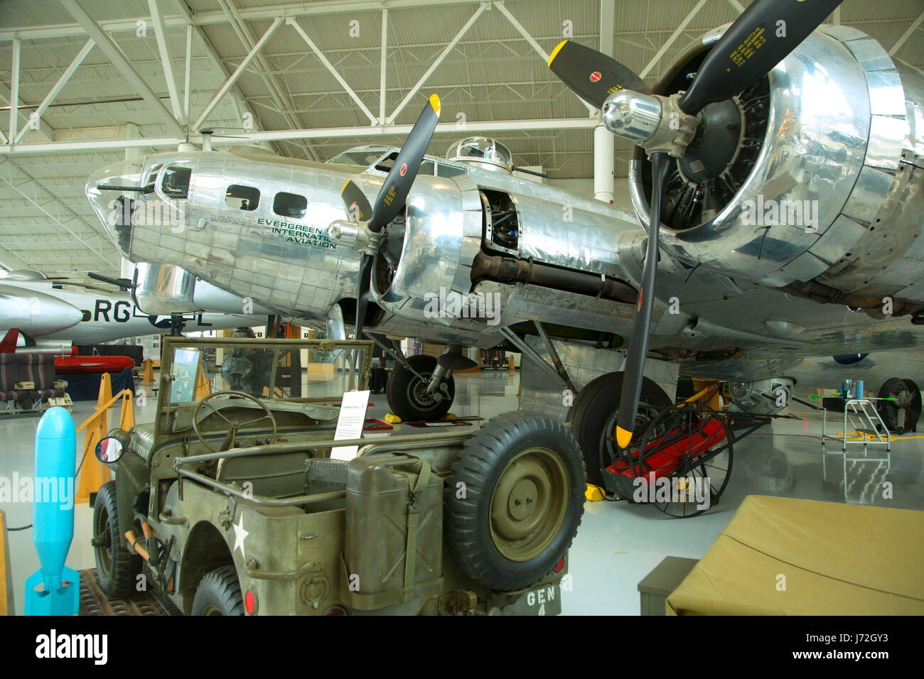 B 17 flying fortress hi-res stock photography and images - Alamy
