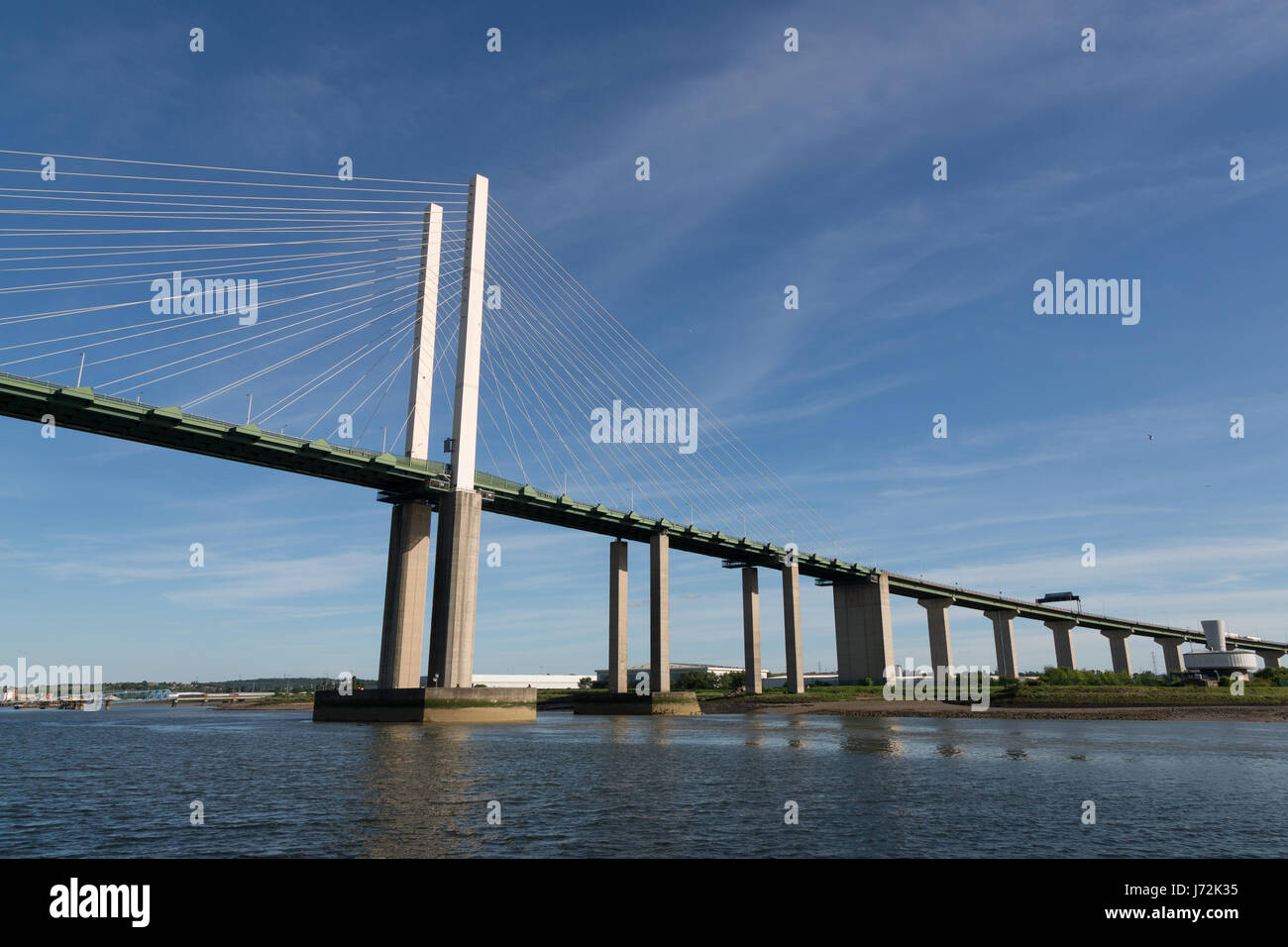 The queen elizabeth ii bridge dartford crossing river thames hi-res ...