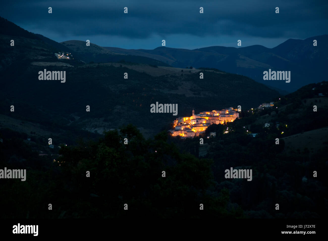 city town night nighttime tuscany italian community village market town ...