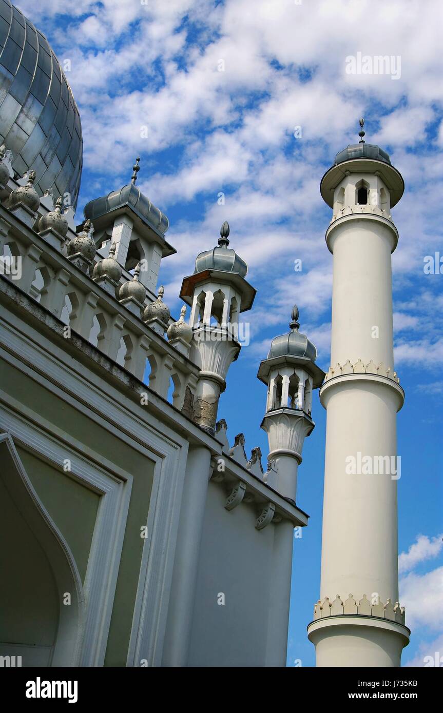 white minaret tower of a mosque Stock Photo - Alamy