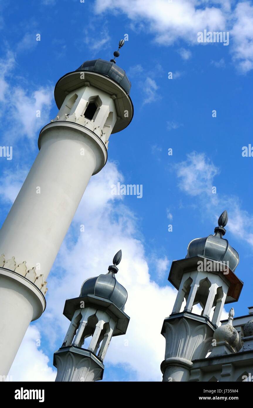 white minaret tower of a mosque Stock Photo - Alamy