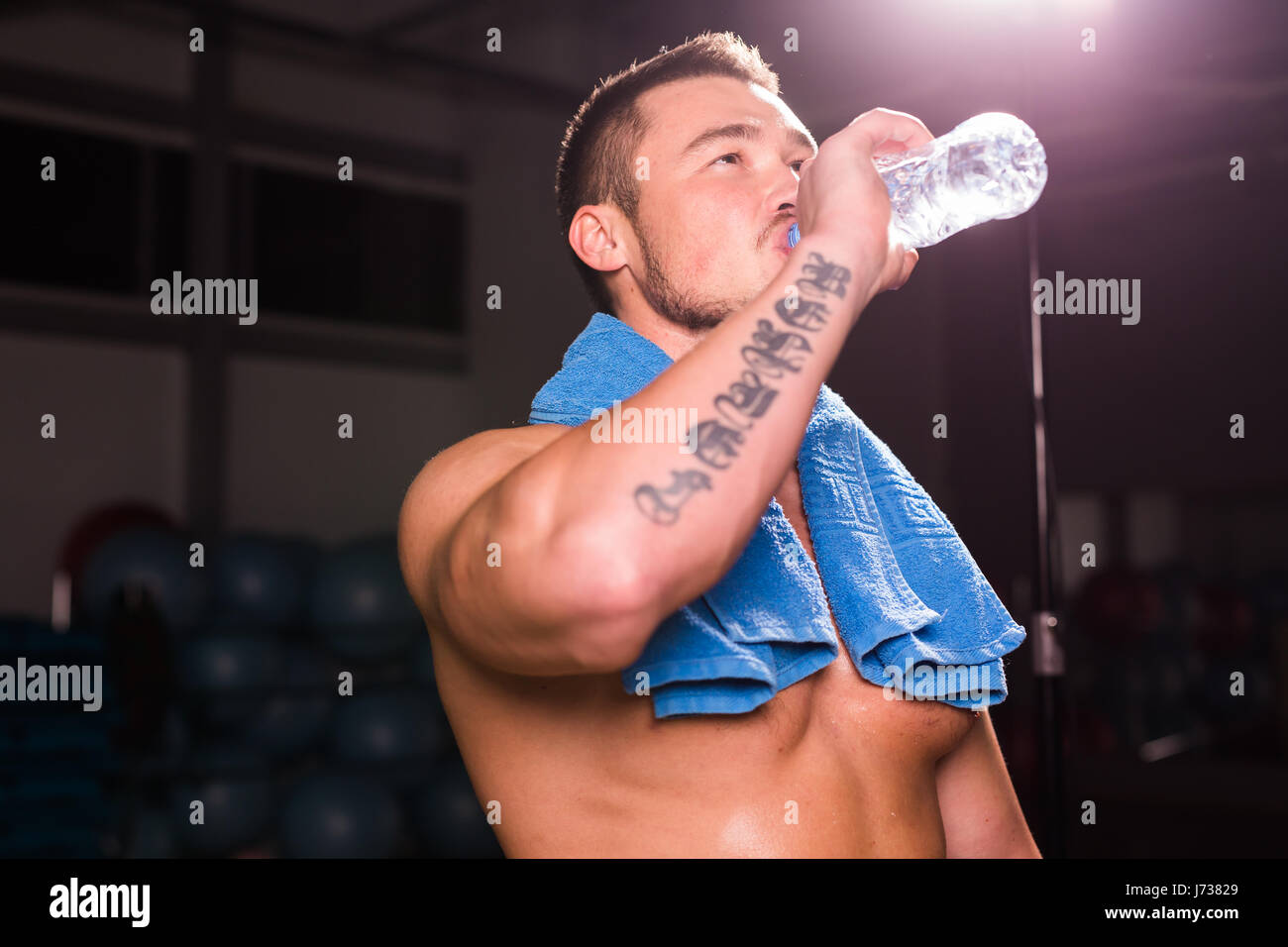 young caucasian bodybuilder in the gym drinking a bottle water Stock ...