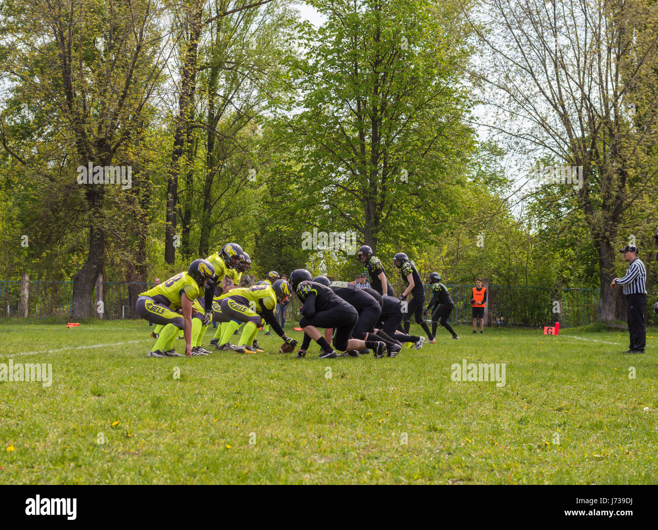 American footballers line hi-res stock photography and images - Alamy