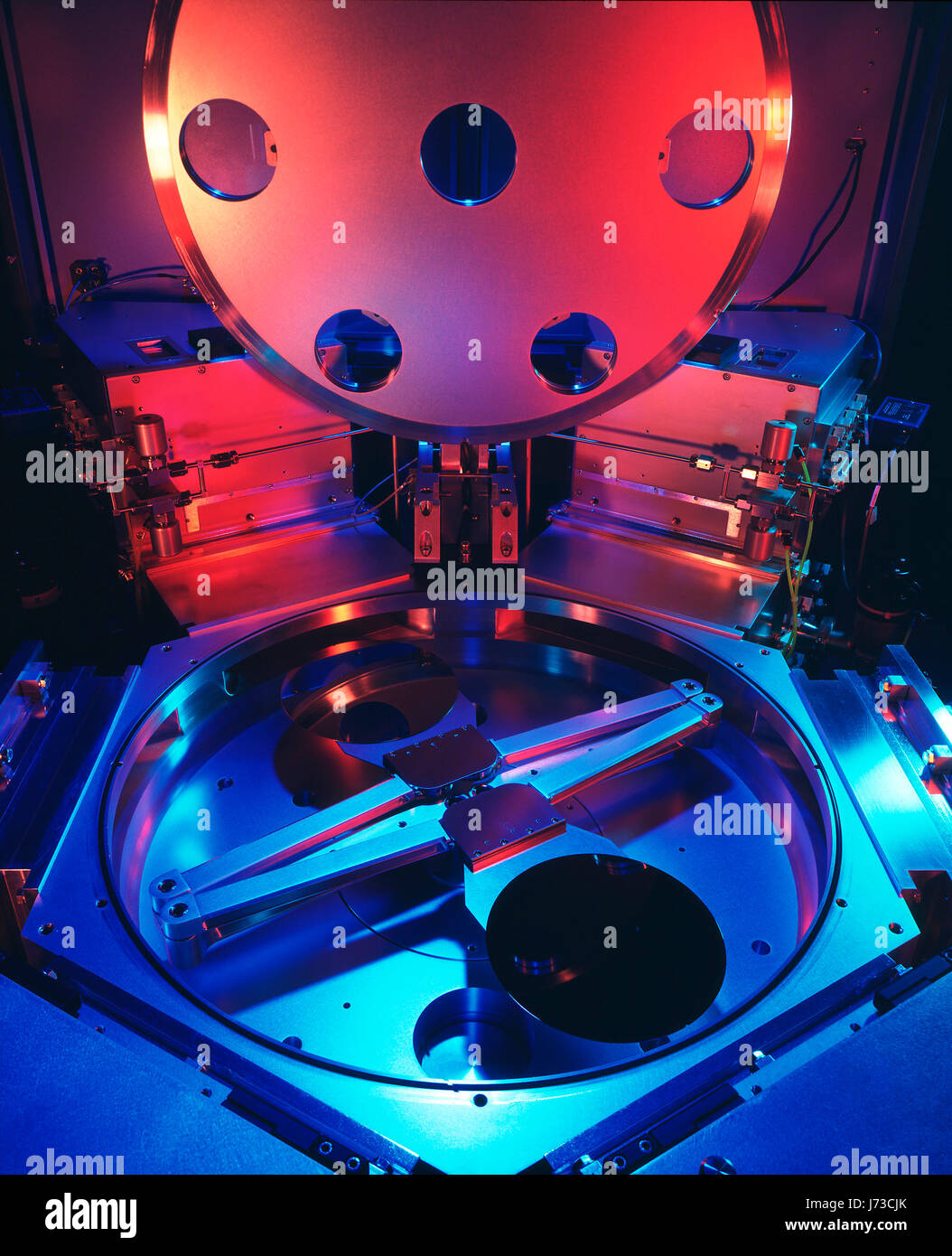 Electronic silicon wafer hi-res stock photography and images - Alamy
