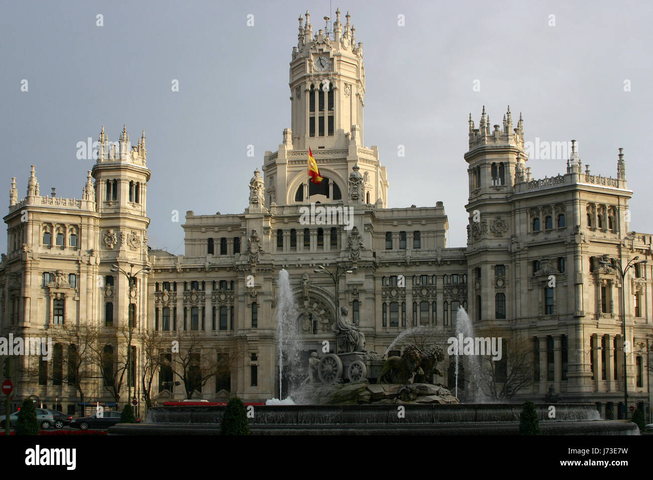 city town square fountain mail madrid office post house building city ...