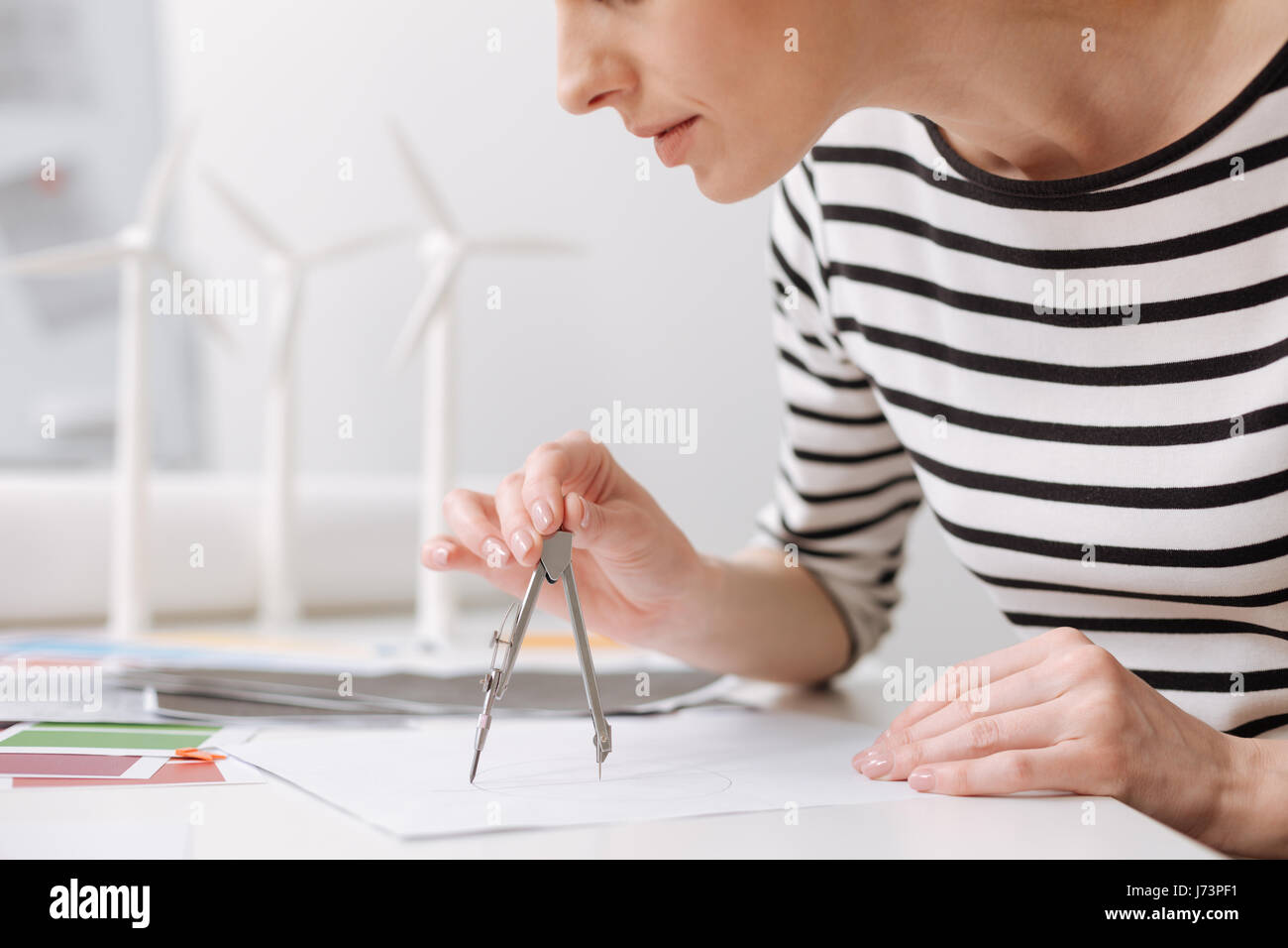 Female figures drawing paper hi-res stock photography and images - Alamy