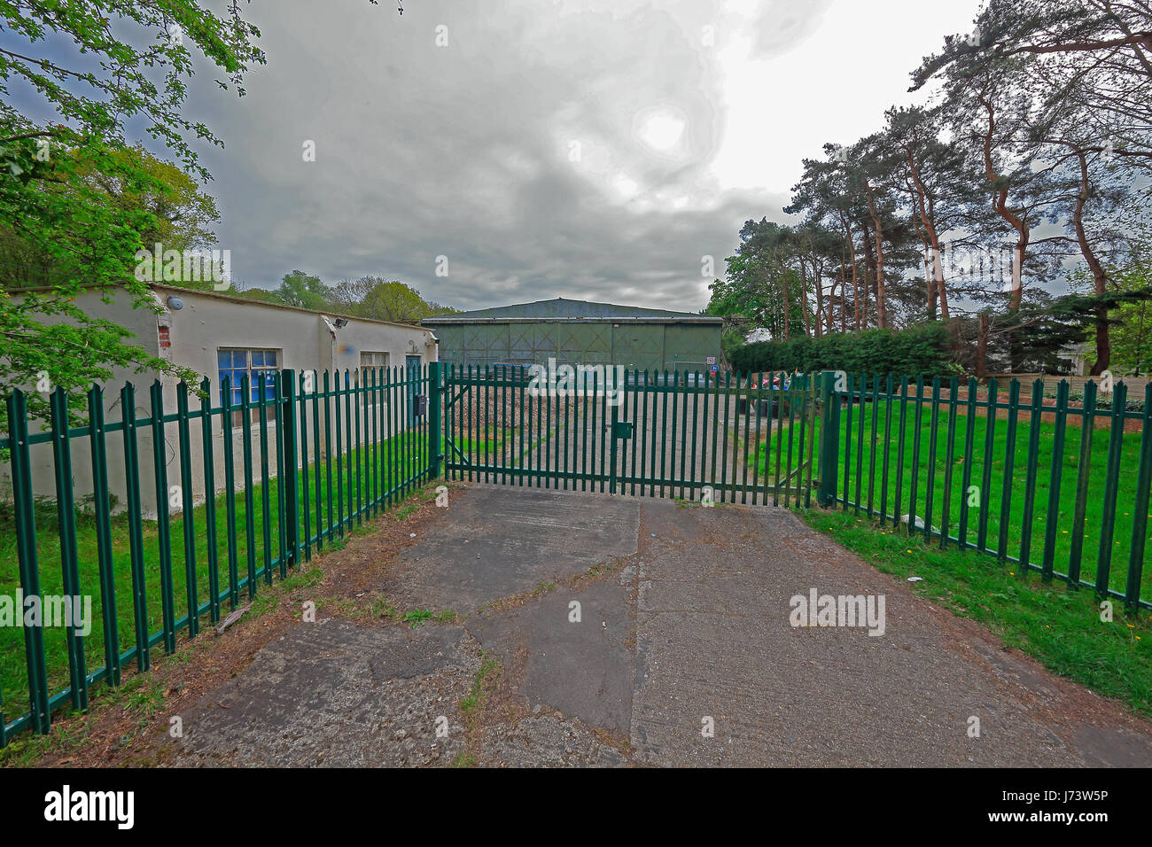 Hangar doors hi-res stock photography and images - Alamy