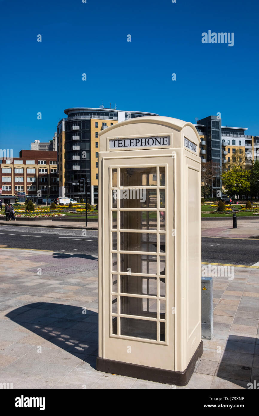 Cream telephone box hull hi-res stock photography and images - Alamy