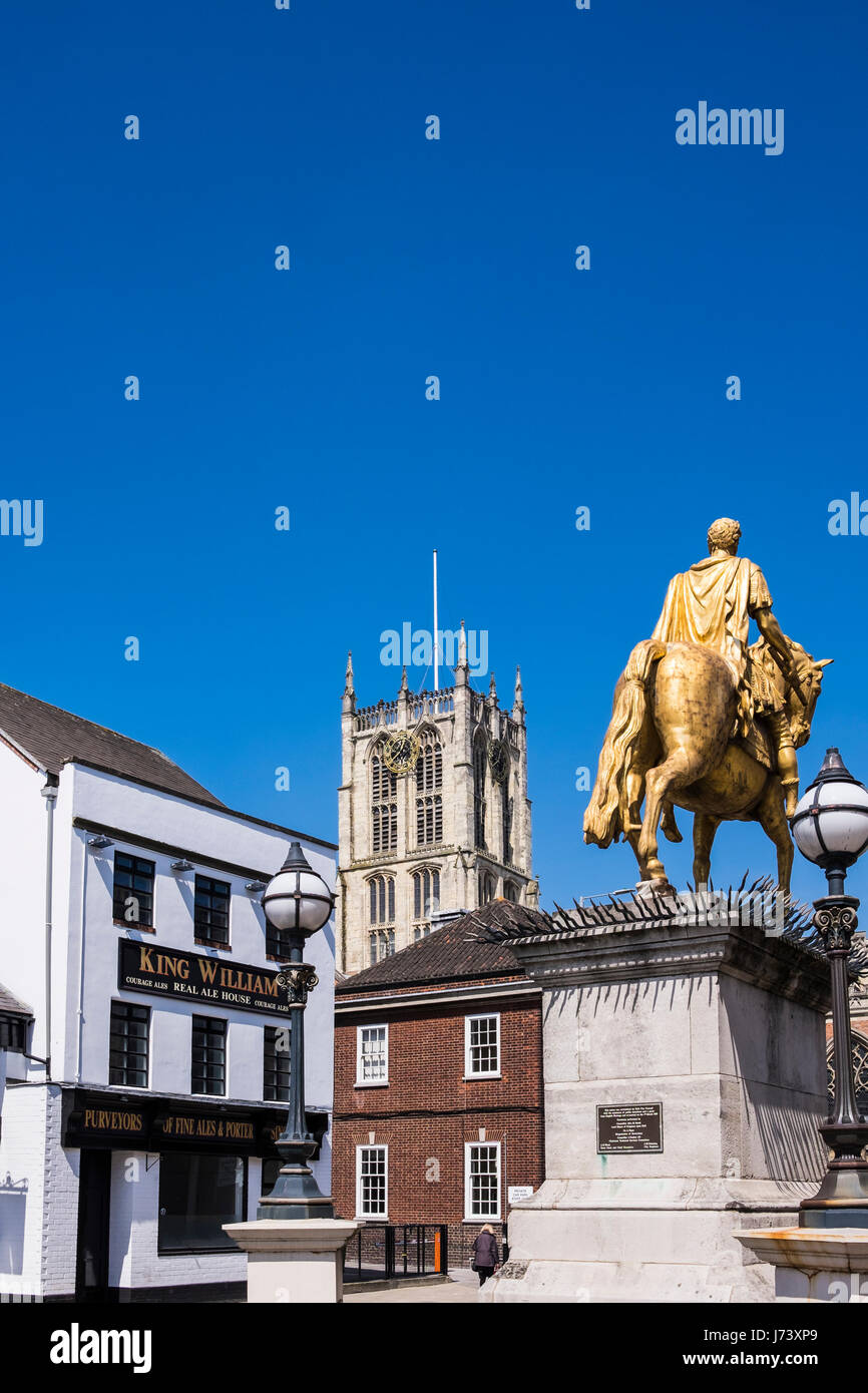 King William III statue in front of Holy Trinity church, Kingston Upon ...