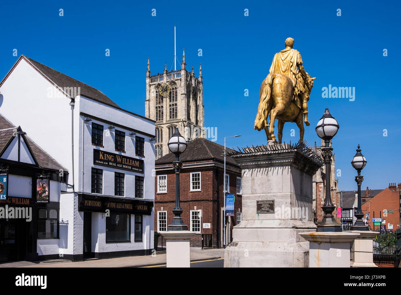 King William III statue in front of Holy Trinity church, Kingston Upon ...
