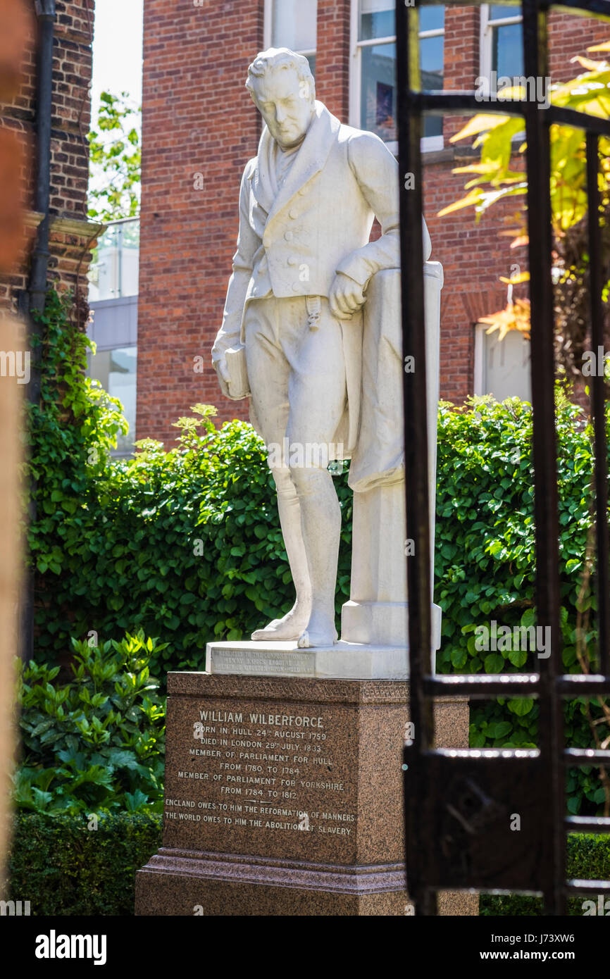 Statue william wilberforce hull hi-res stock photography and images - Alamy