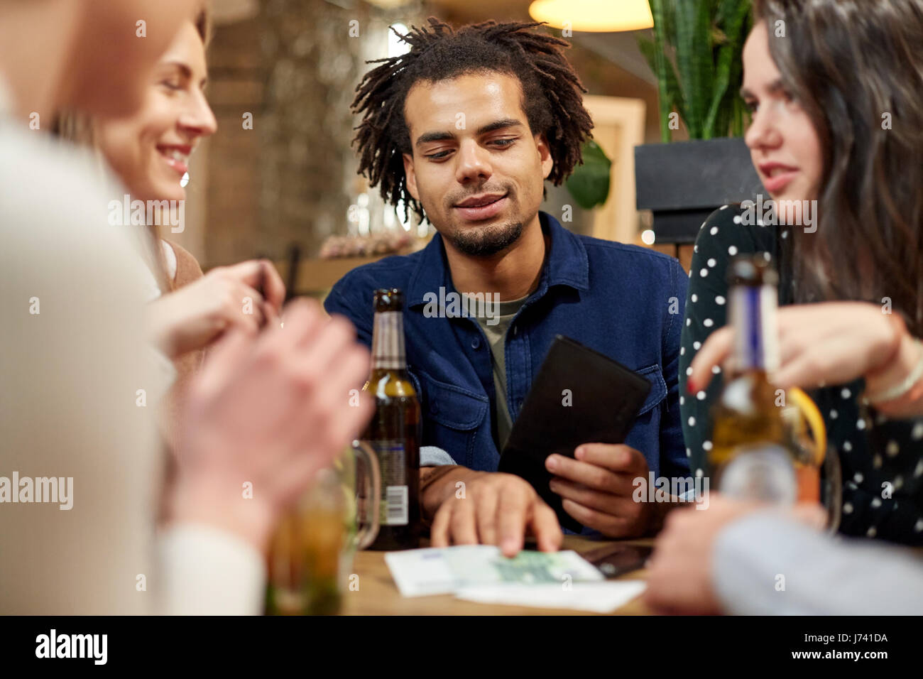 Cash payment bar hi-res stock photography and images - Alamy