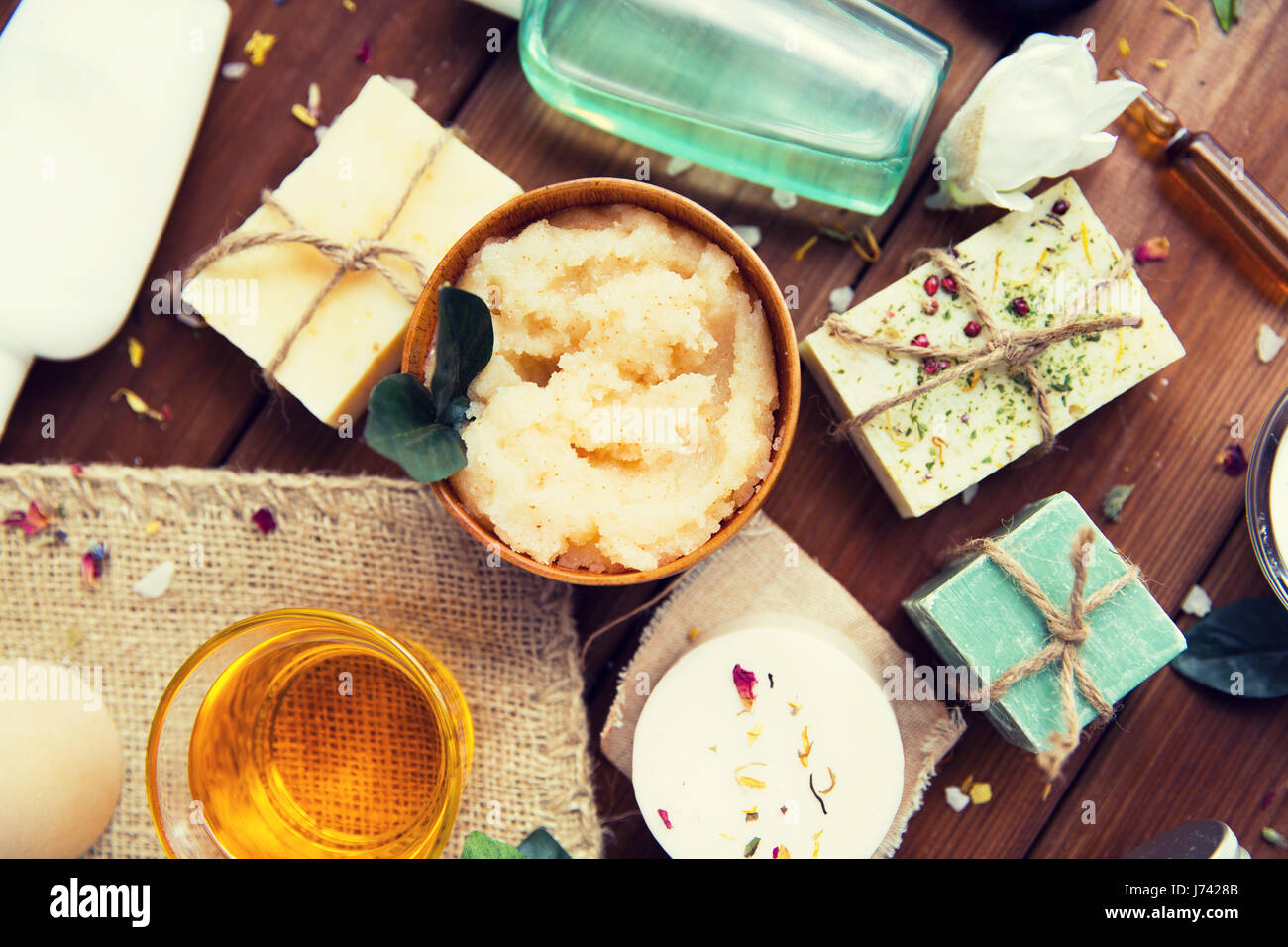 close up of body care cosmetic products on wood Stock Photo - Alamy