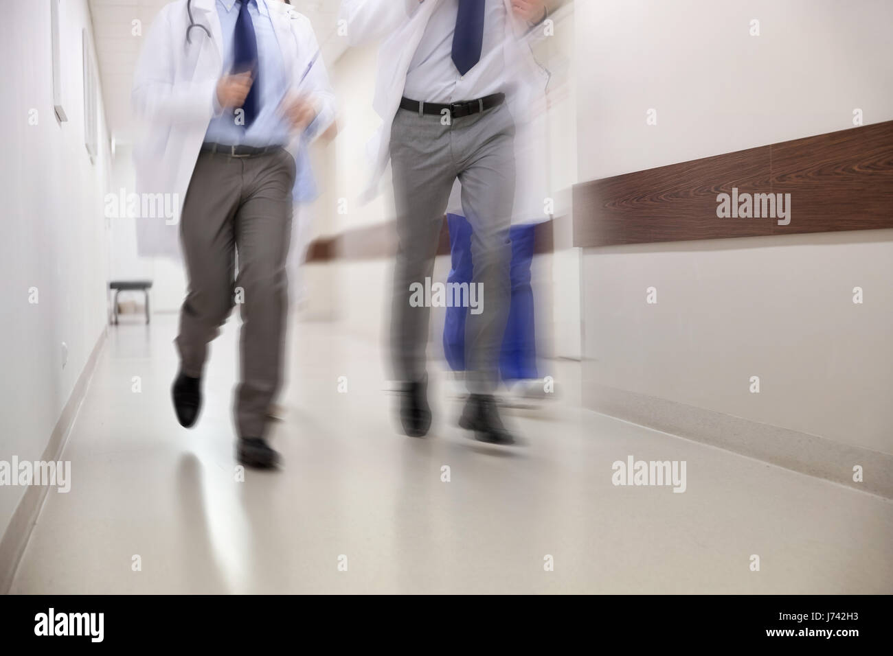 Group doctors running hi-res stock photography and images - Alamy