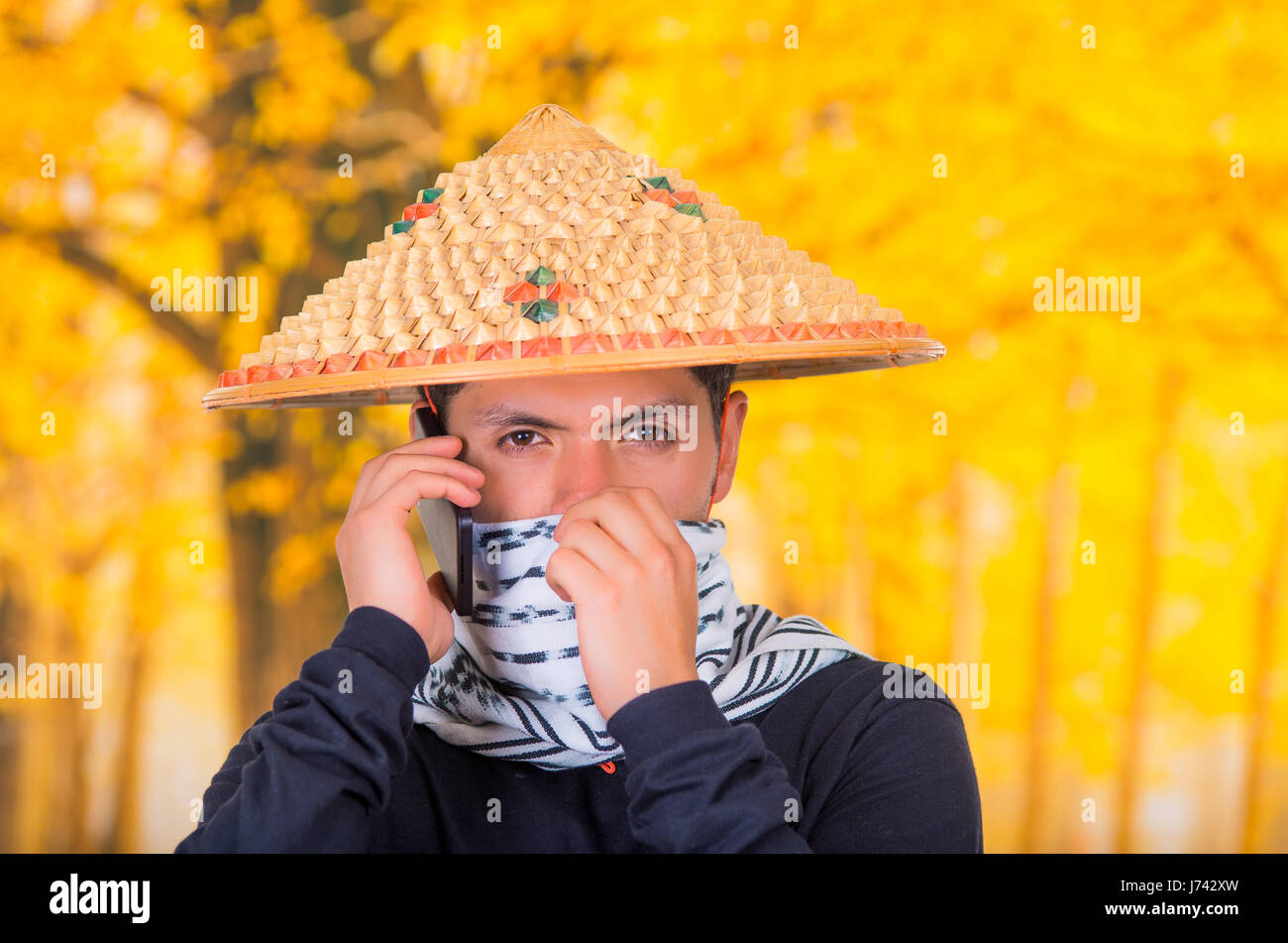 Farmer using sickle High Resolution Stock Photography and Images - Alamy