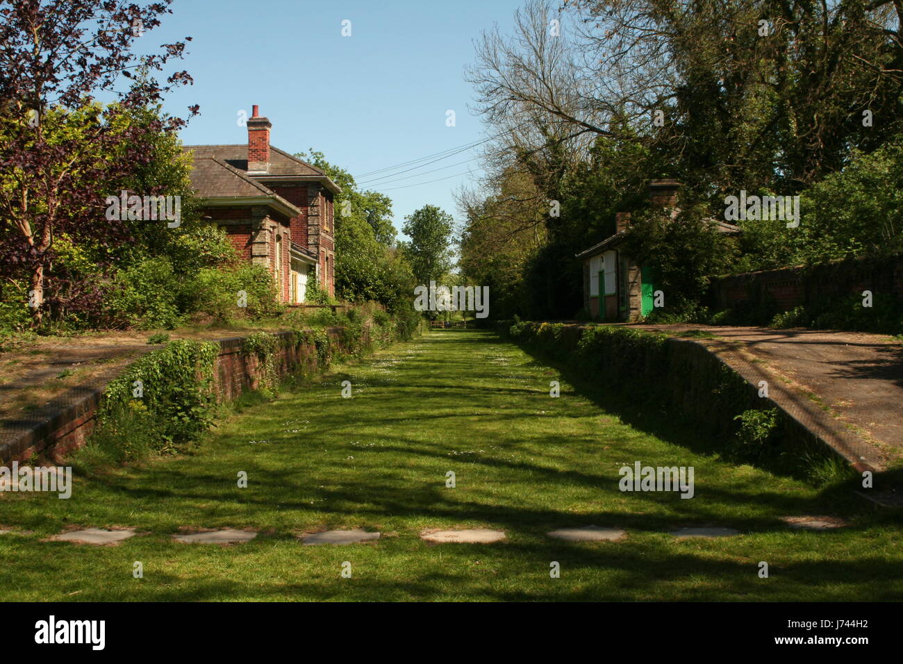 Disused railway and platform hi-res stock photography and images - Alamy