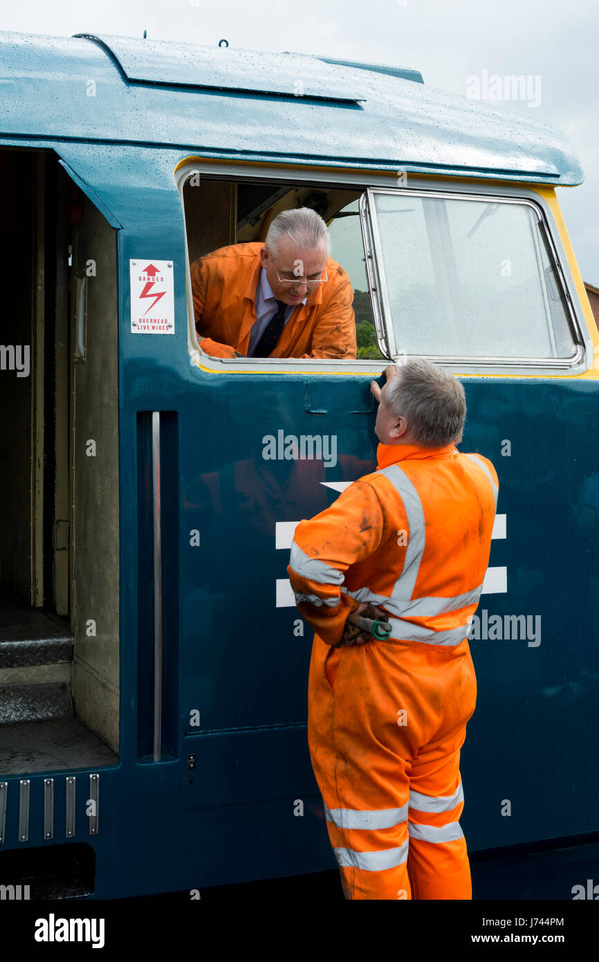 Class 52 diesel-hydraulic No D1062 "Western Courier" at the Severn ...