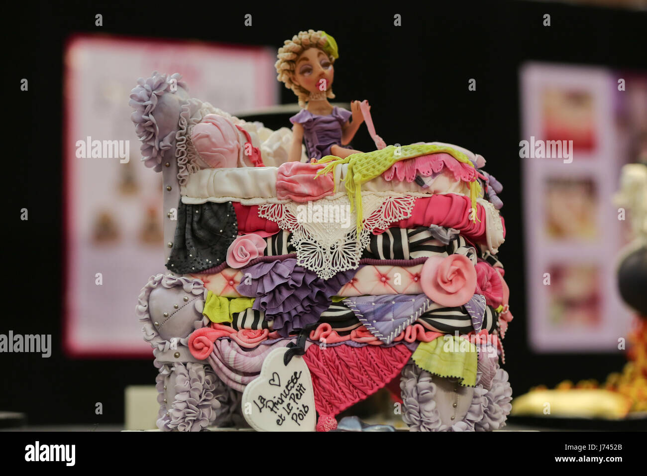 Giant cakes hi-res stock photography and images - Alamy