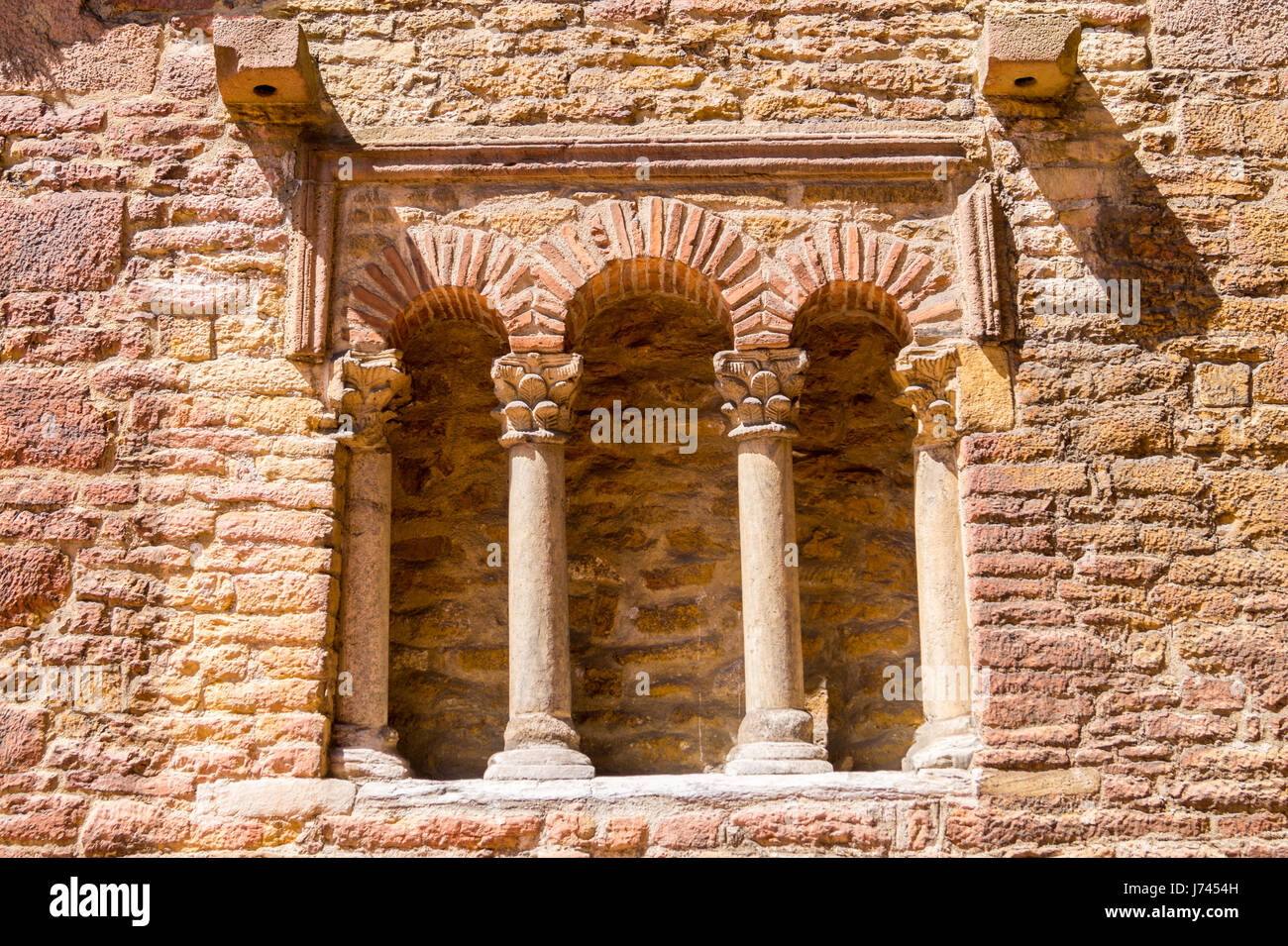 Romanesque window hi-res stock photography and images - Alamy
