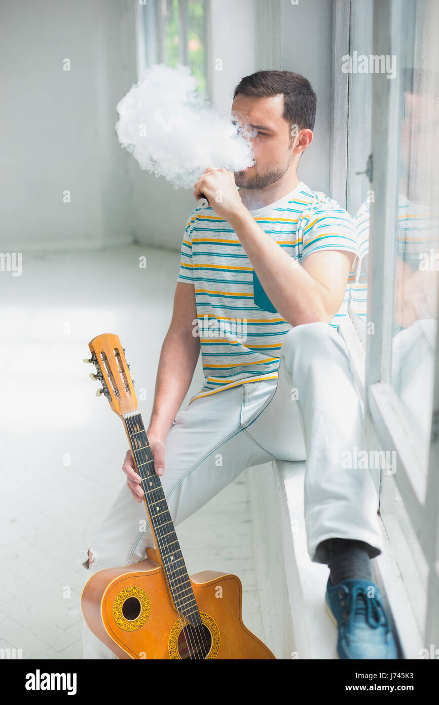 Male vaping hi-res stock photography and images - Alamy