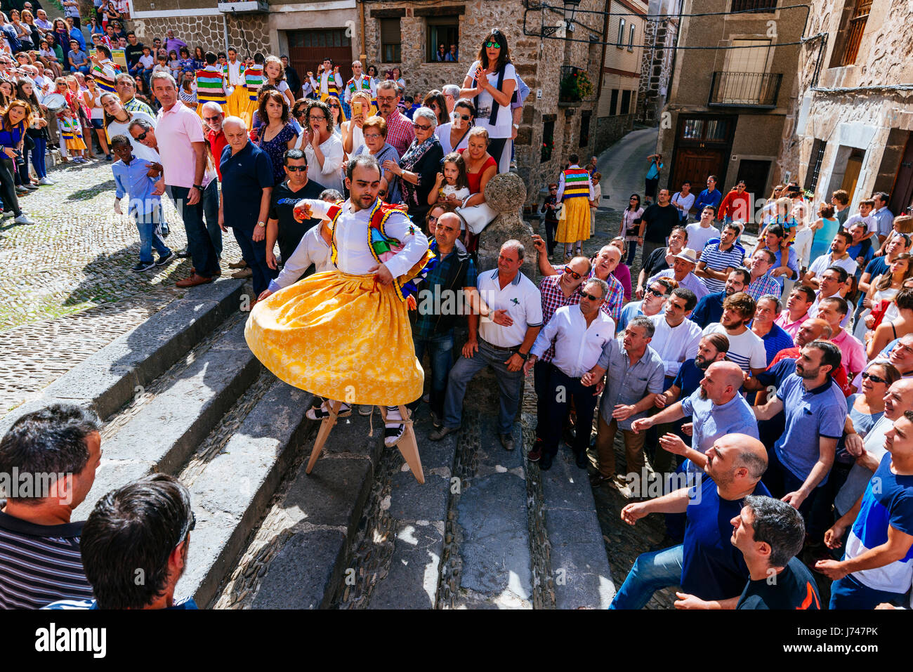 Danza de los zancos de anguiano hi-res stock photography and images - Alamy