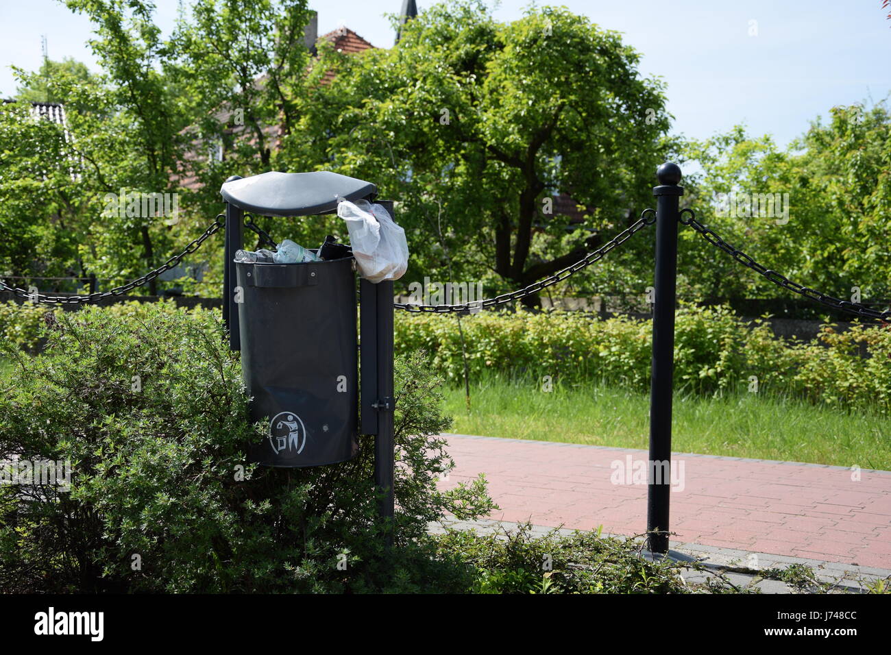 Garbage in the park hi-res stock photography and images - Alamy