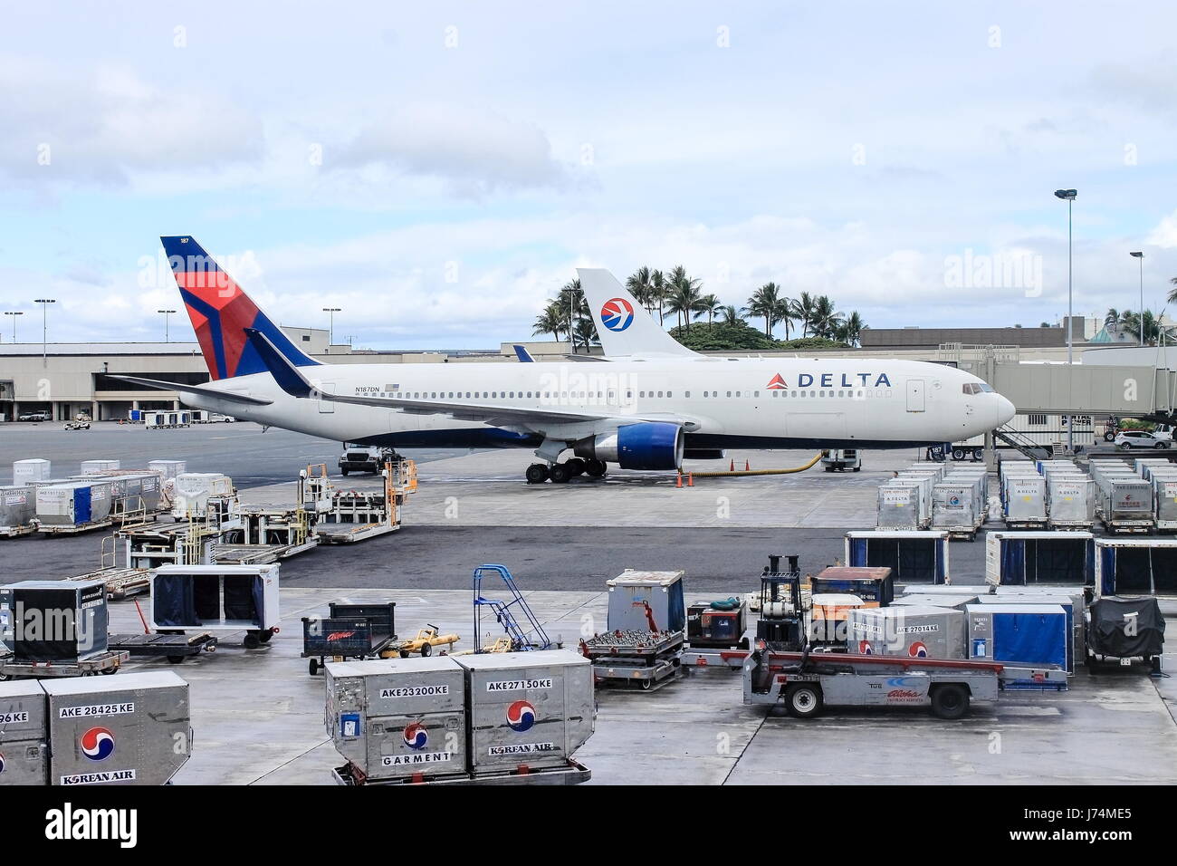 Airport runway honolulu international airport hi-res stock photography ...