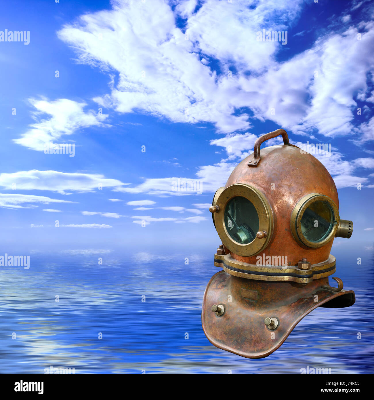 Vintage diving helmet hi-res stock photography and images - Alamy