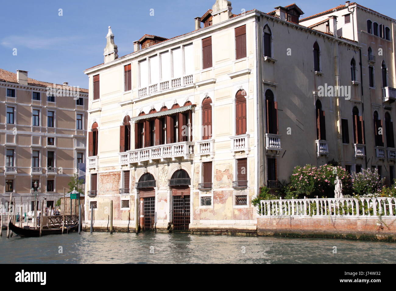 venice gondolas channel magnifico italy water house building travel ...