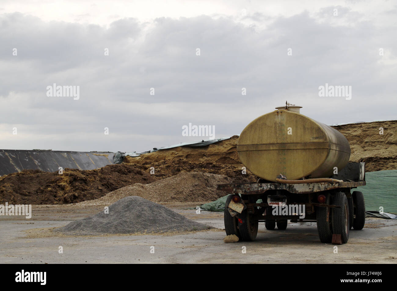 trailer biogas tank lorry trailer biogas tank lorry gllewagen biogasanlage Stock Photo - Alamy