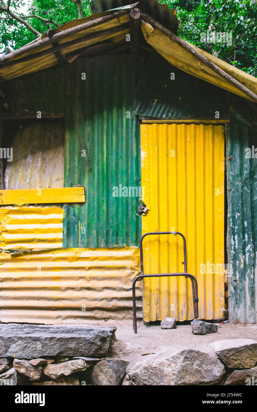 Shack corrugated tin roof hi-res stock photography and images - Alamy