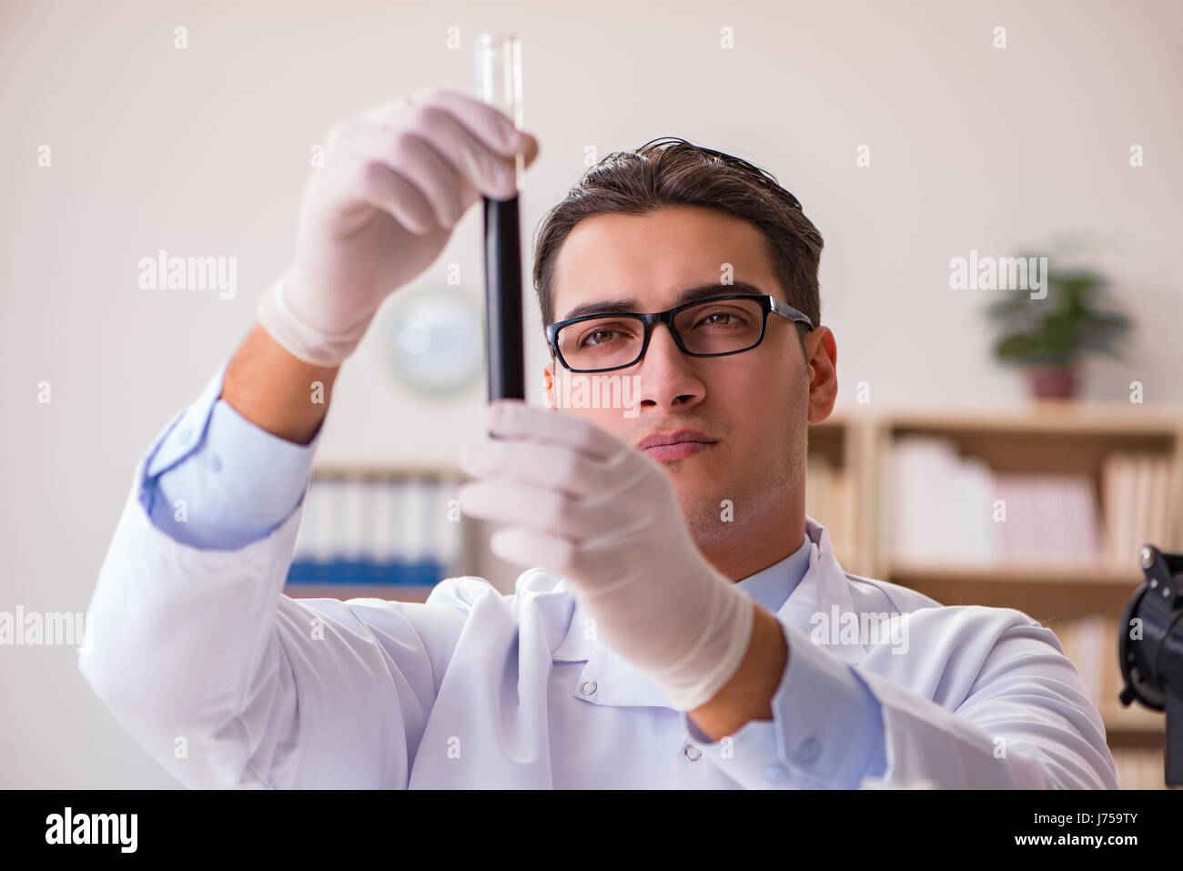 Laboratory assistan hi-res stock photography and images - Alamy