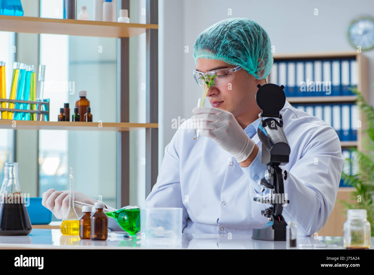 Biotechnology scientist working in the lab Stock Photo - Alamy