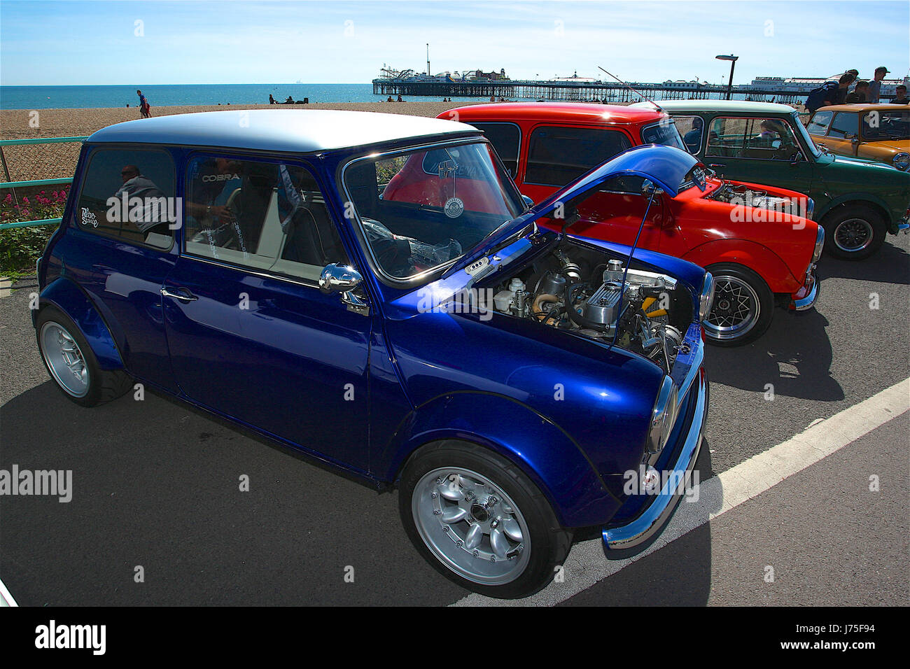 Mini car London to Brighton event where thousands of mini cars travel ...