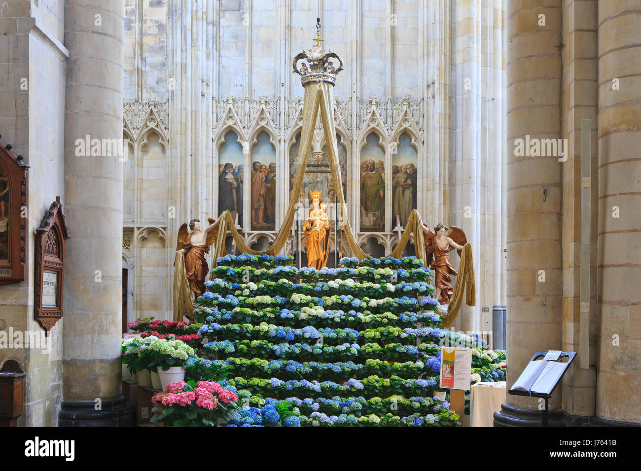 Close up mary jesus sculpture gothic hi-res stock photography and ...