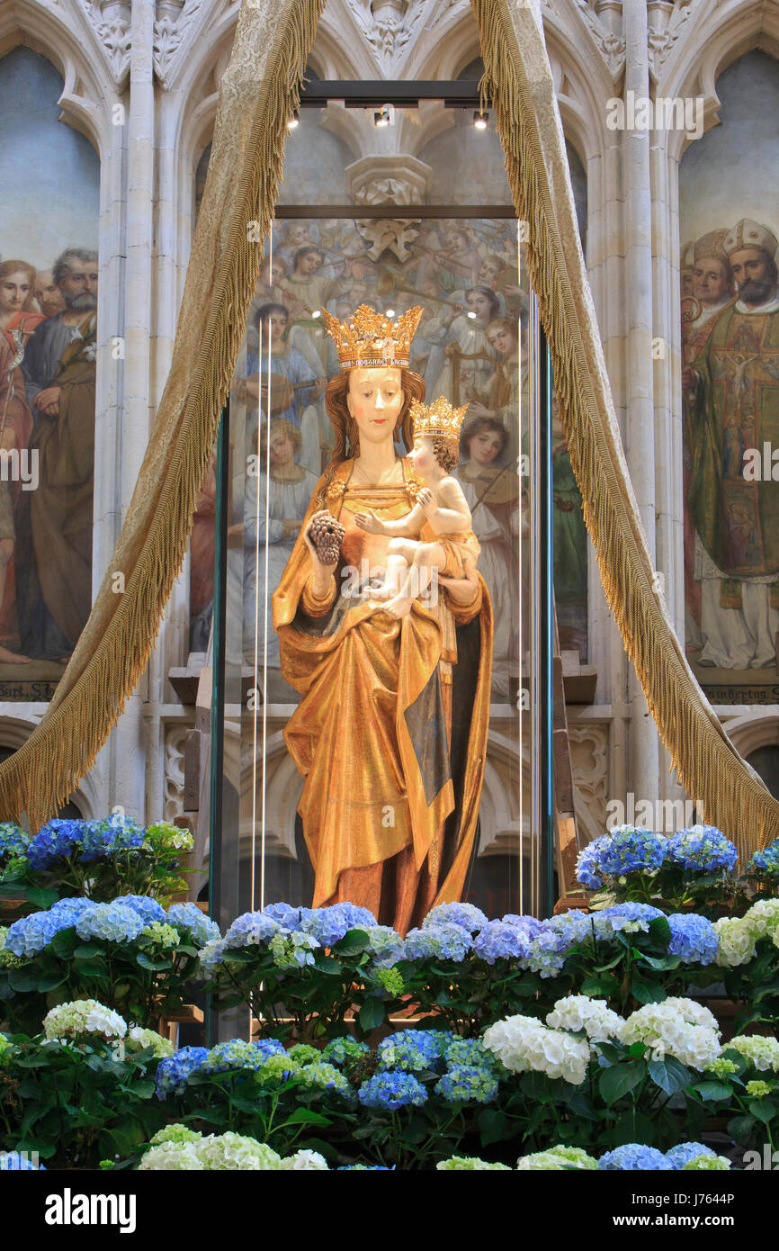 Onze lieve vrouwe basilica tongeren belgium hi-res stock photography ...