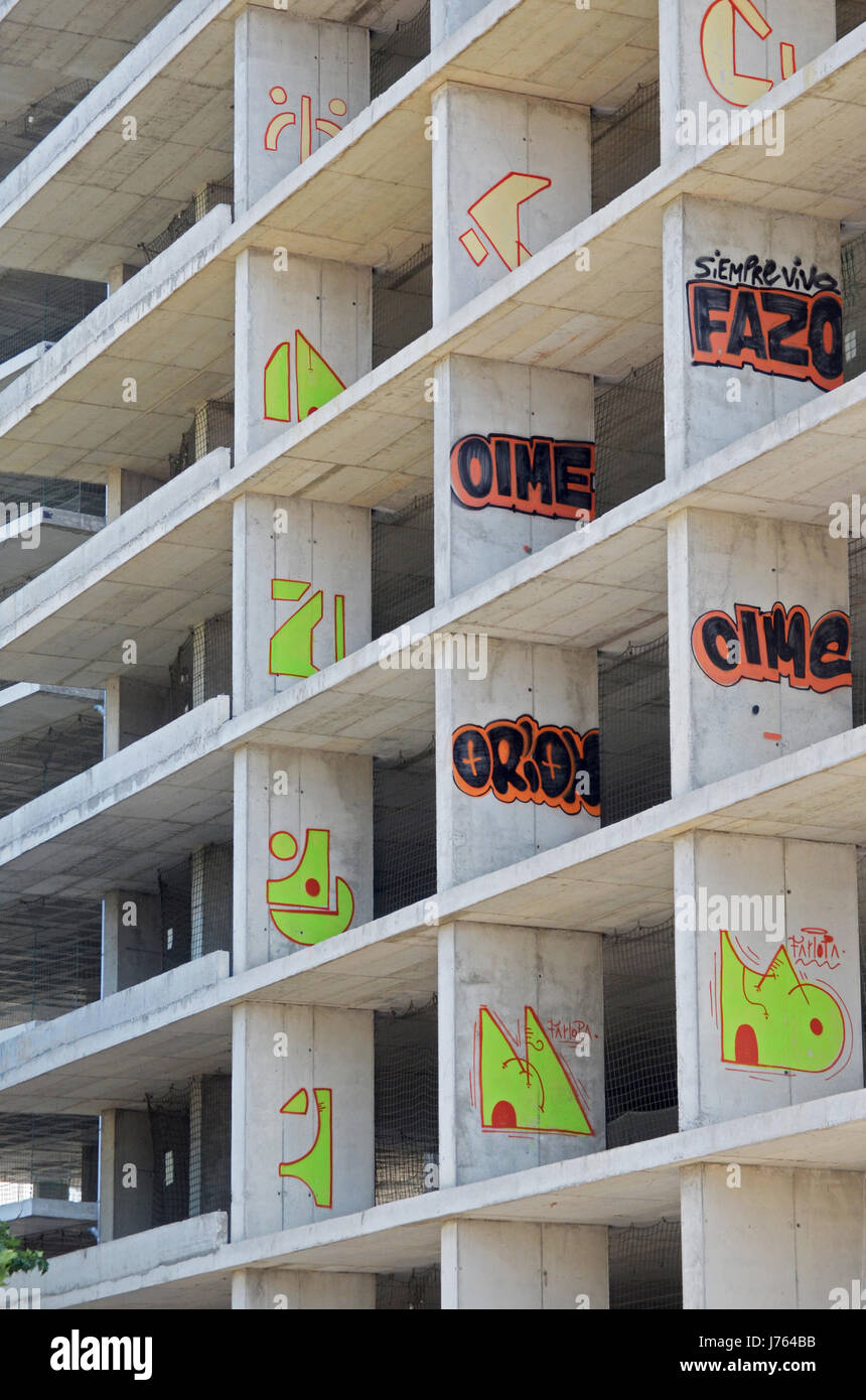 Construction site of high rise apartment house hi-res stock photography ...