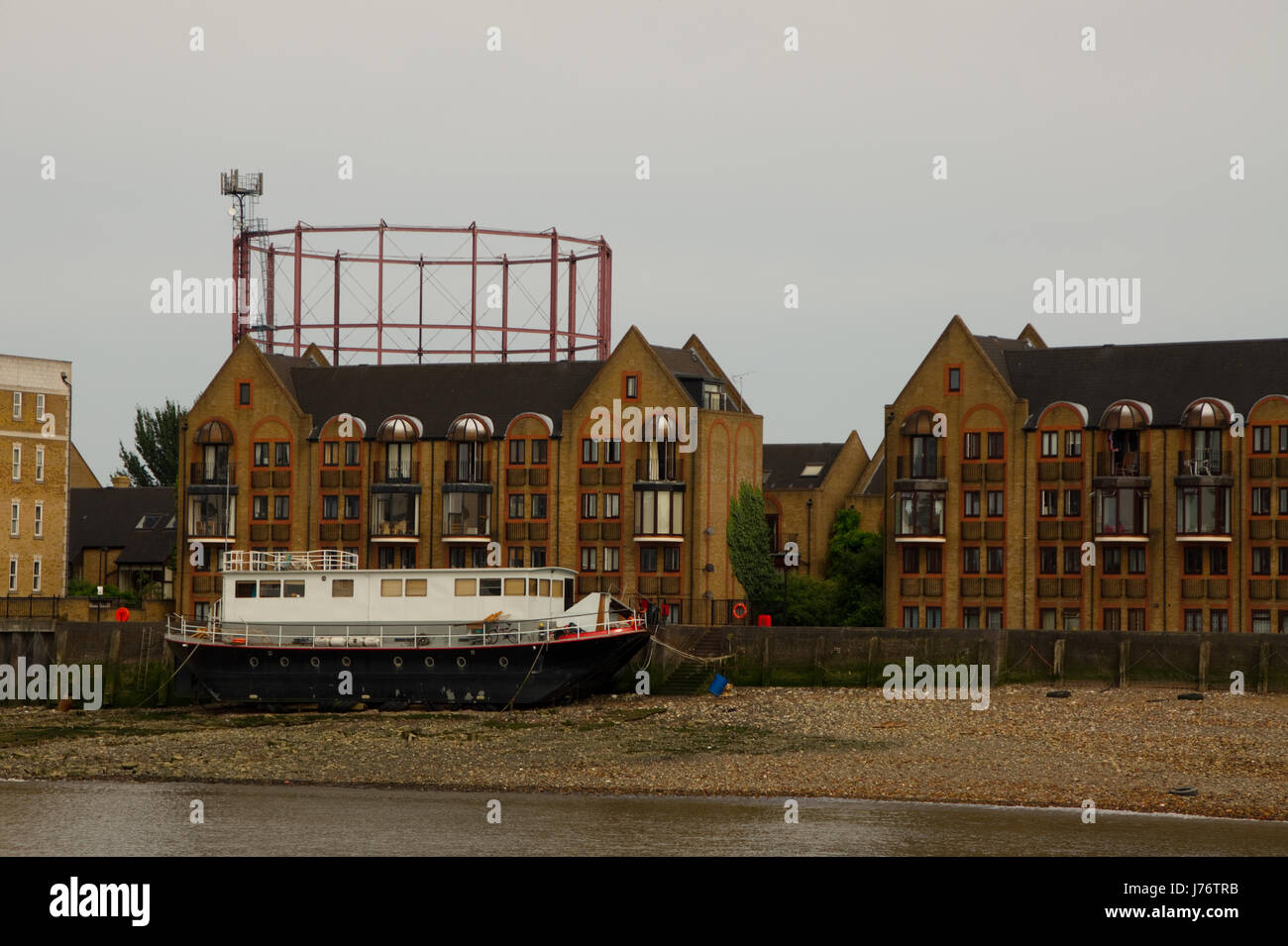 London gasometer hi-res stock photography and images - Alamy