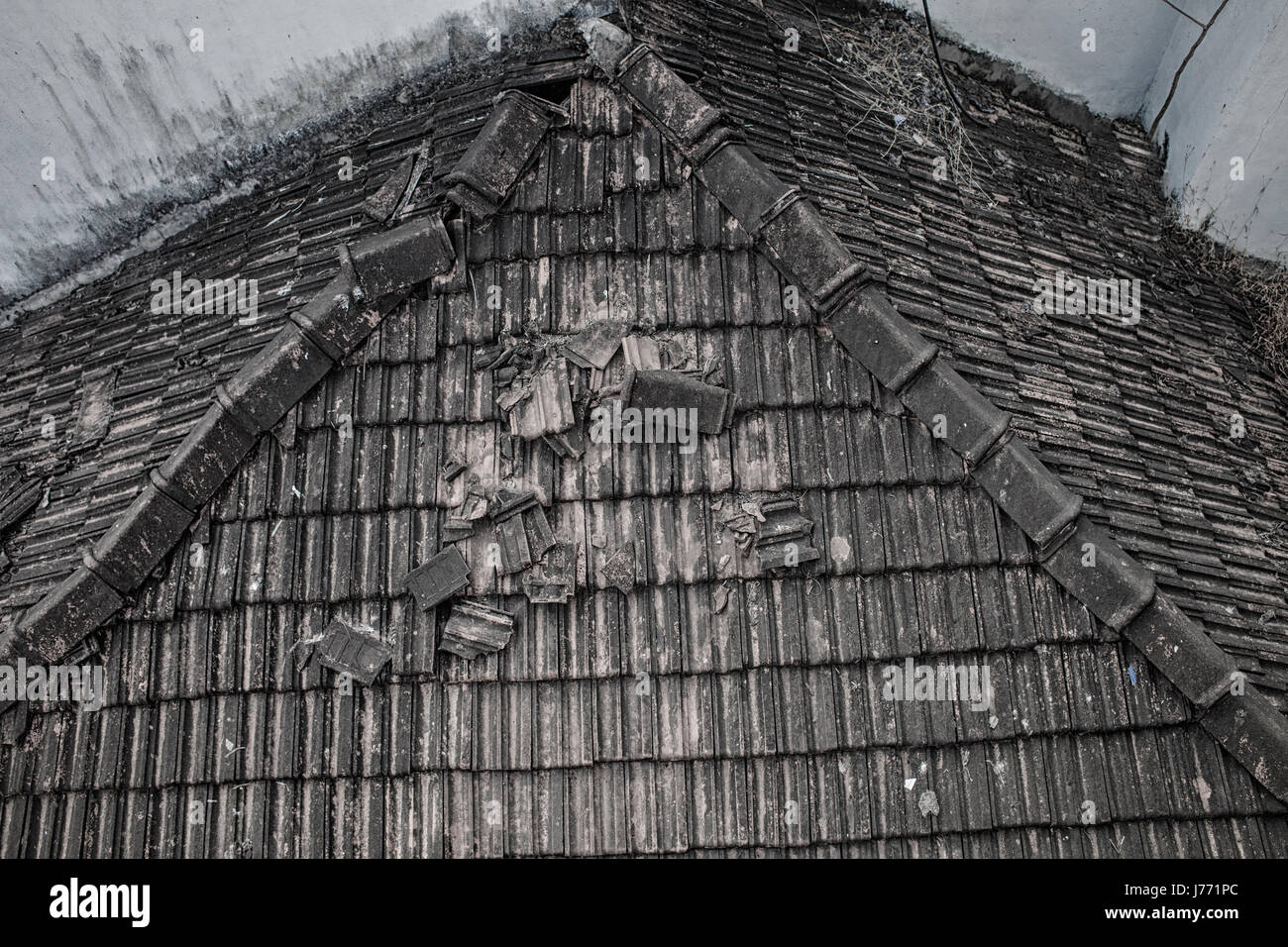 Ruined barn building broken roof hi-res stock photography and images ...