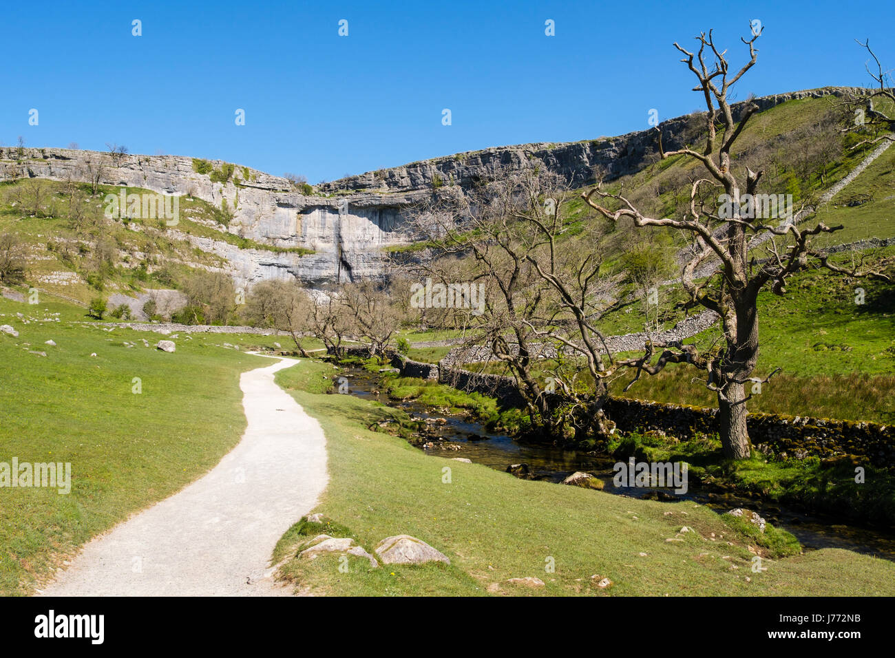 Malham cove pennine way hi-res stock photography and images - Alamy